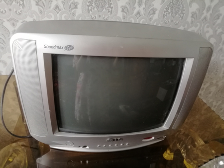 Продаётся подставка и телевизор. Цена договорная.