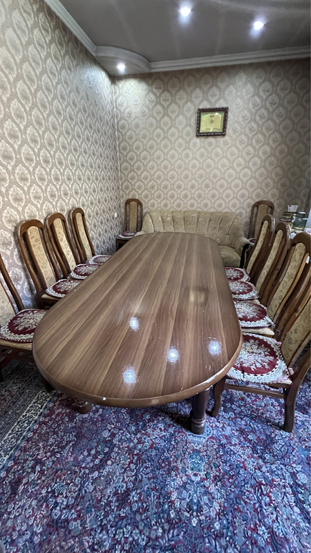 Продаётся стол с 12 стулями. Stol sotiladi 12 stuli bn.