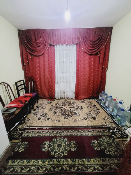 Chorni park orqasida 2 xona 250$