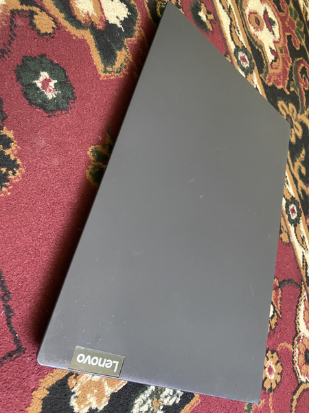 Lenovo noutbook sotiladi