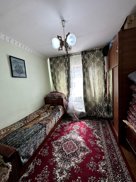 Olmazor tumani chuqursoyda 3 xona 4 xona qilingan kvartira sotiladi