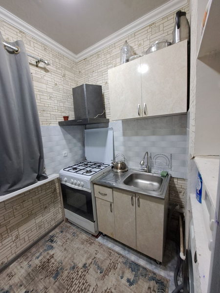 Срочно продам Чиланзар-6 кв, кирпич, 1 ком переделанная в 2 ком 1 этаж