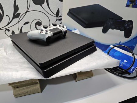 ПРОДАМ PlayStation 4 Slim 1TB + Mortal Kombat 11. Состояние ОТЛИЧНОЕ