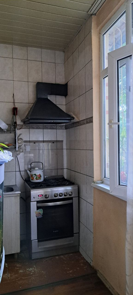 Yol yuzida joylashgan 1xonali uy sotiladi balk. 6 m magazin ofisga zor