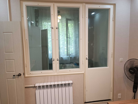 Деревянные окна и межкомнатная дверь.