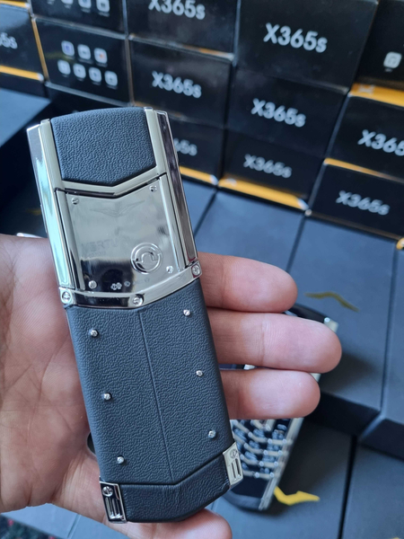 Vertu tugmali telefon
