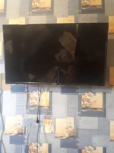Продам телевизор 43 samsung android smart tv full hd экран разбитый

П