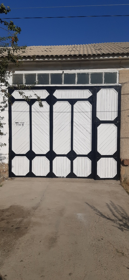 Ховли сотилади.с