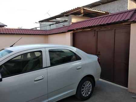 Hovli barcha jihozlari bilan sotiladi, hamma qulayliklarga ega