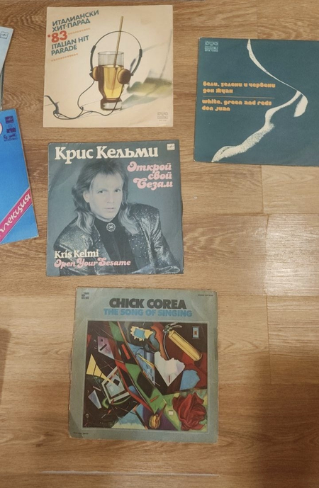 Продаются виниловые пластинки.