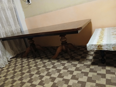 Ugalok stoli sotiladi, kattasidan
