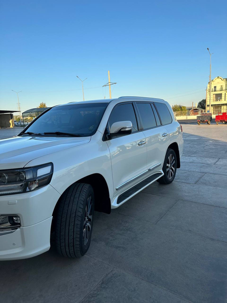 Tayota land cruiser 200