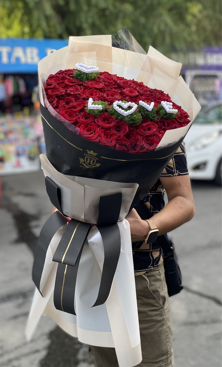 Onam yozuvli gullar 101 tali buket atirgul
