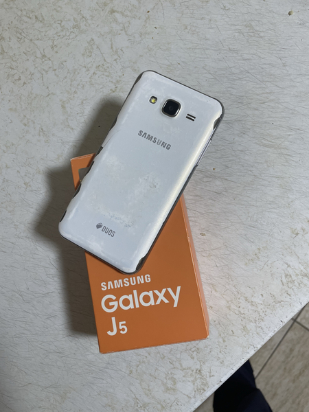 Samsung J5 срочни сотилади