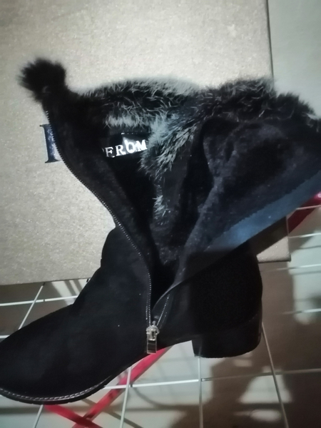 Продам очень красивые, замшевые сапожки, теплые на меху.