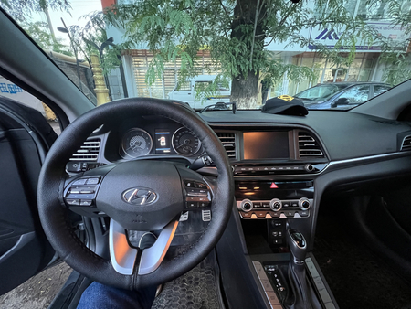 Продаю Hyundai Elantra 2.0 AT HI-Tech