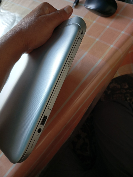 Noutbuk sotiladi 4/256 ssd 100$