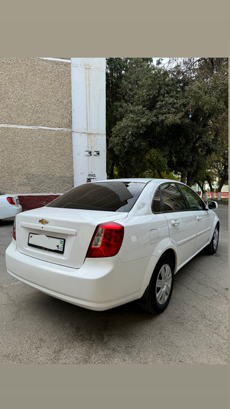 Chevrolet Lacetti (Gentra) sotiladi.