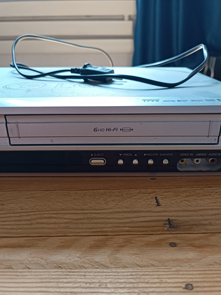 Видеомагнитофон LG рядом DVD привод