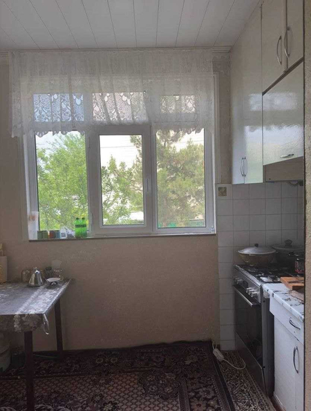 Шошилинч! Караташда 3 хонали, 4 каватлининг 2-каватида, майдони 100 м2