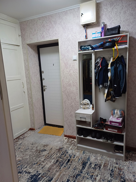 Срочно продаю 2 ком кв в Спутнике 4 . 2/2/2 кирпичный дом