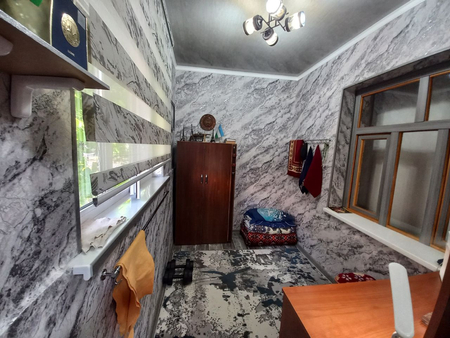 Продаётся 3-х комнатная 1-этаж 3/1/4 кирпич 77-серия Юнусабад-18 Мойка