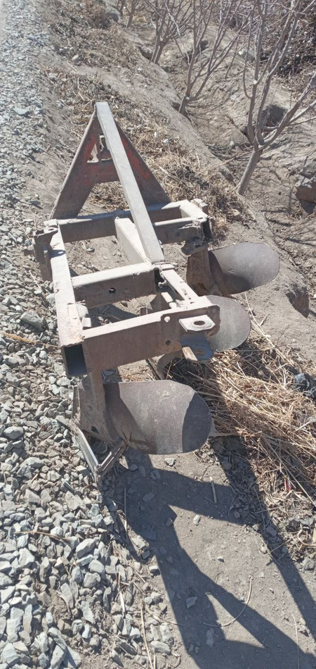 Traktor sotiladi