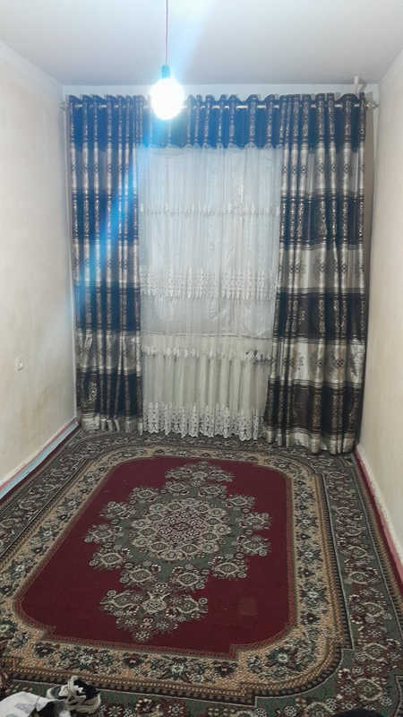 Uy sotiladi 4 etajli dom 1 etaj 2 xonali semewinni  razdelni qilingan