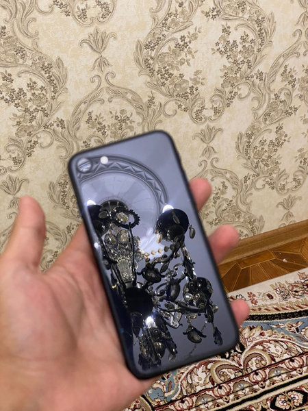 iPhone SE 2020 в хорошем состоянии