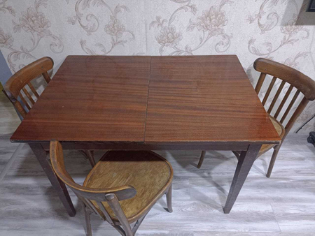 Стол лакированный