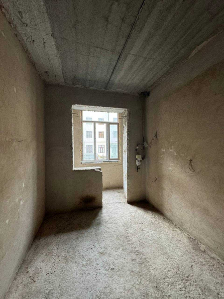 3  xonali  5qavatli domning 1qavati 85m2