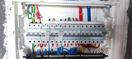 Elektracarlarga zaryadka o'rnatib beramiz.
