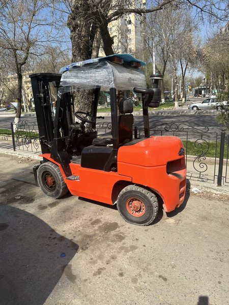 Srochna sotiladi Kara, вилочный погрузчик 2,5 т full