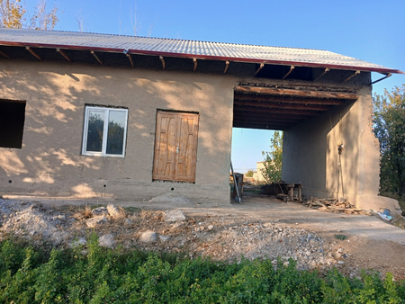 Hovli sotiladi 4 xonali remont qilinmagan