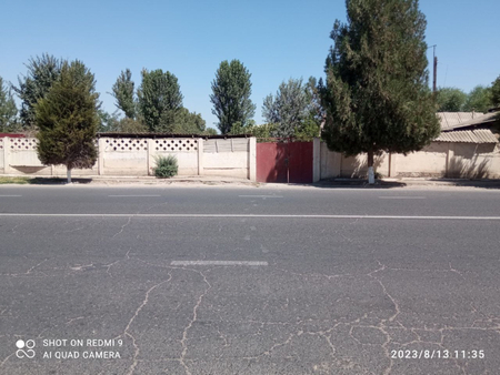 Uy sotiladi yol boyida