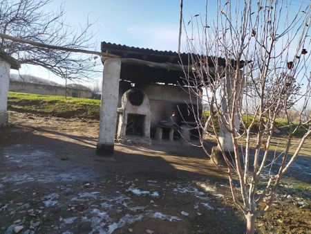 Hovli uy sotiladi