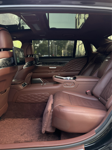 Genesis G90 4WD Limousine