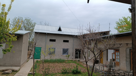 Zangiota tumani Bek-baraka bozori yonida joylashgan hovli sotiladi.