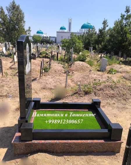 Памятник из чёрного и коричневого гранита