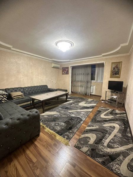 Метро ОЙБЕК.  3 х комнатная квартира срочно 600$