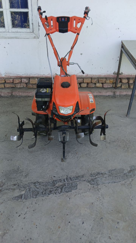 Yer ag'daradigan traktor