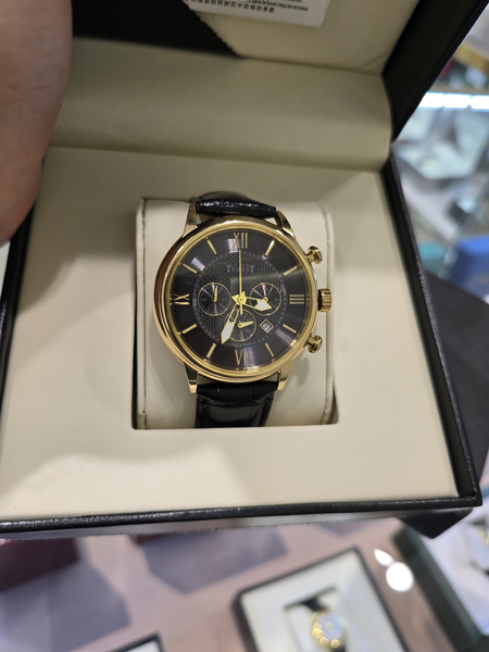 Массивные золотые часы  от Tissot для крупных мужчин.