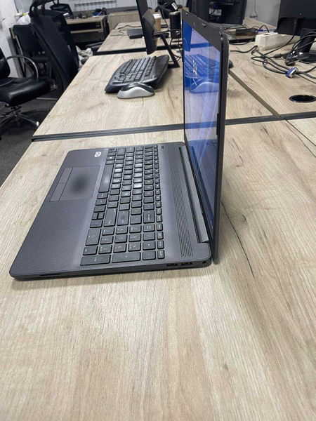 Laptop HP 250 G8\\nProcessor: AMD Ryzen 5 5500U with Radeon Graphic 2.10