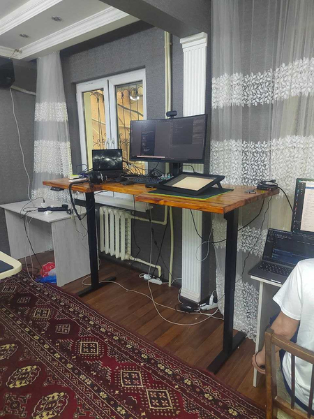 компьютерный стол с фиксатором