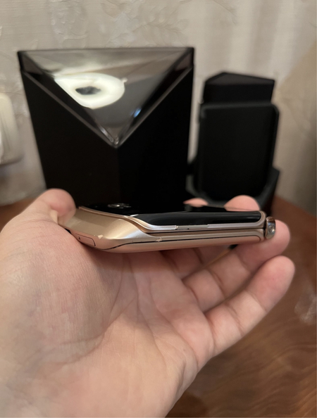 Motorola Razr 5G (gold)