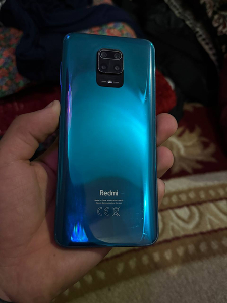 Redmi Not 9S Holati yaxshi ekranida sinigan joyi bor