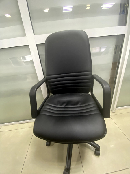 Продаются офисные кресла 12шт  Ofisni kreslolar 12ta dona