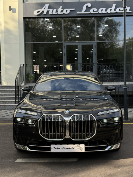 BMW   740i 2023 срочно