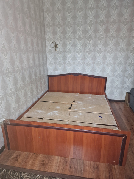 Кровать двуспальная  без матраса только коркас. Прочная.