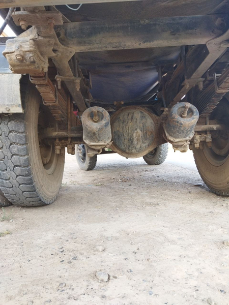 Gaz 53 vodavoz, ishlab turgan mashina.